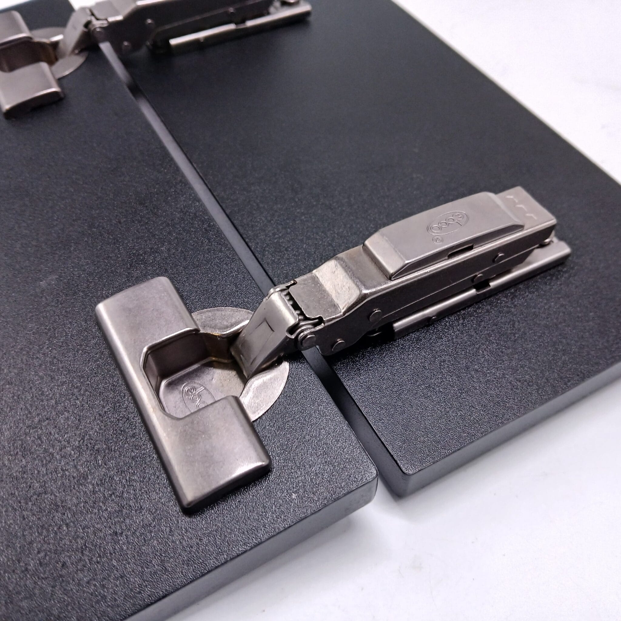 E - Soft Linear Hinge – 3D Max With Linear Mounting Plate - Ebco